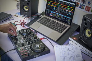 DJUCED – the best DJ Software from beginners to professionals by Hercules